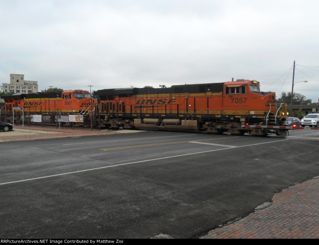 BNSF 7057 BNSF 5867